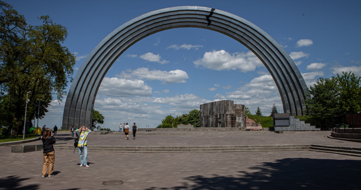 Demolition of the former Peoplesʼ Friendship Arch can be dangerous