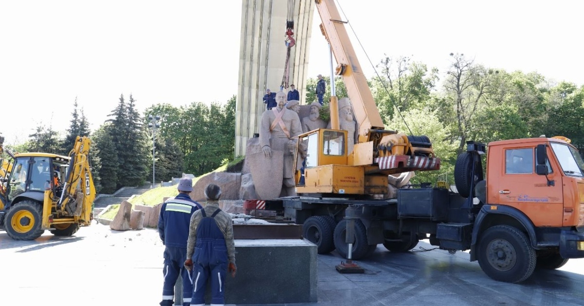 In Kyiv, a monument to the Pereyaslavska Rada is being dismantled under ...