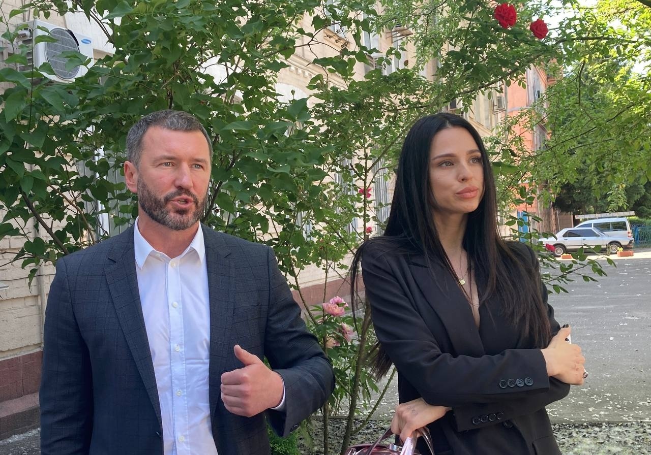 The court sent under house arrest two bloggers who filmed the work of ...