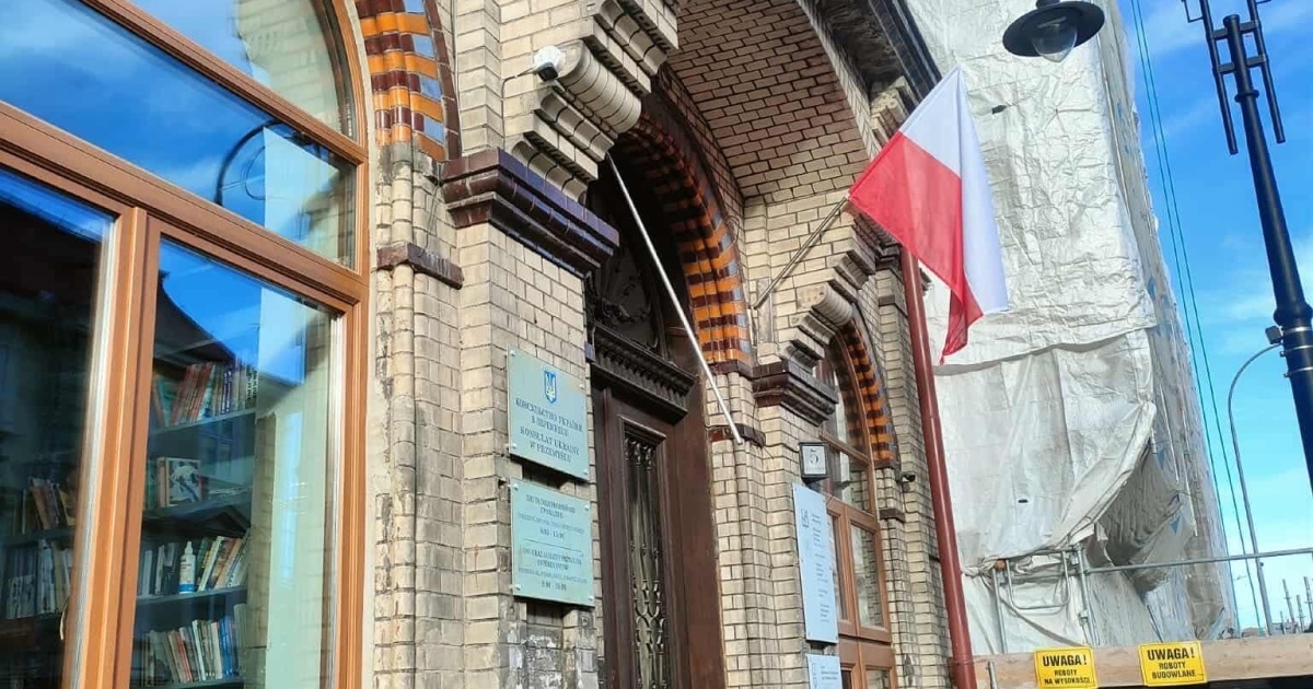 In Poland, vandals removed the Ukrainian flag from the Honorary ...