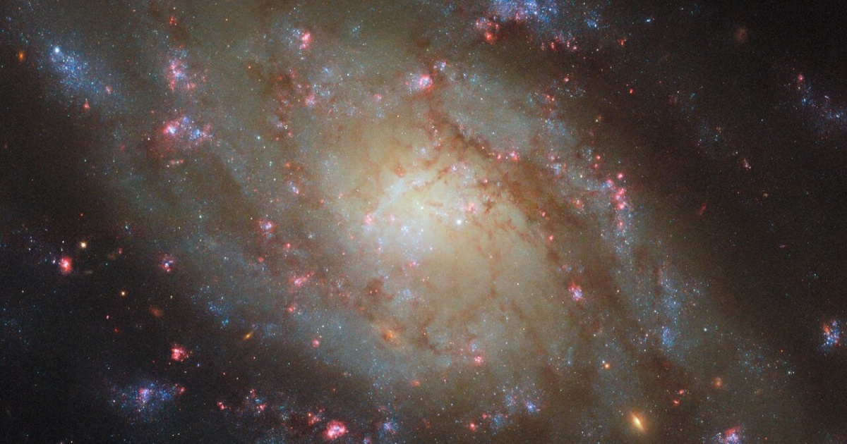Hubble shows a photo of the galaxy NGC 5042