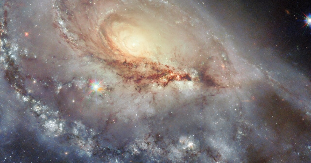 Хаббл показав так звану дивну галактику Arp 184 або NGC 1961 - фото