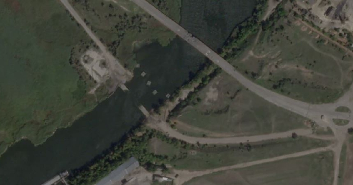 The satellite took a photo of the destroyed pontoon bridge in the ...