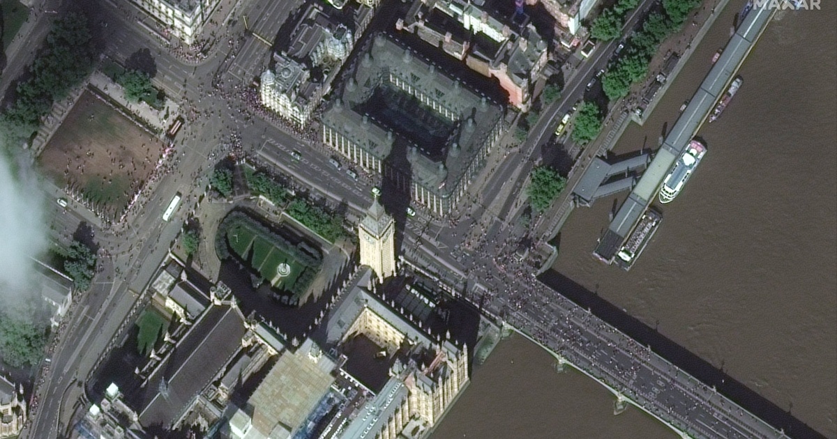 Чергу до труни Єлизавети ІІ видно з космосу - фото Maxar Technologies
