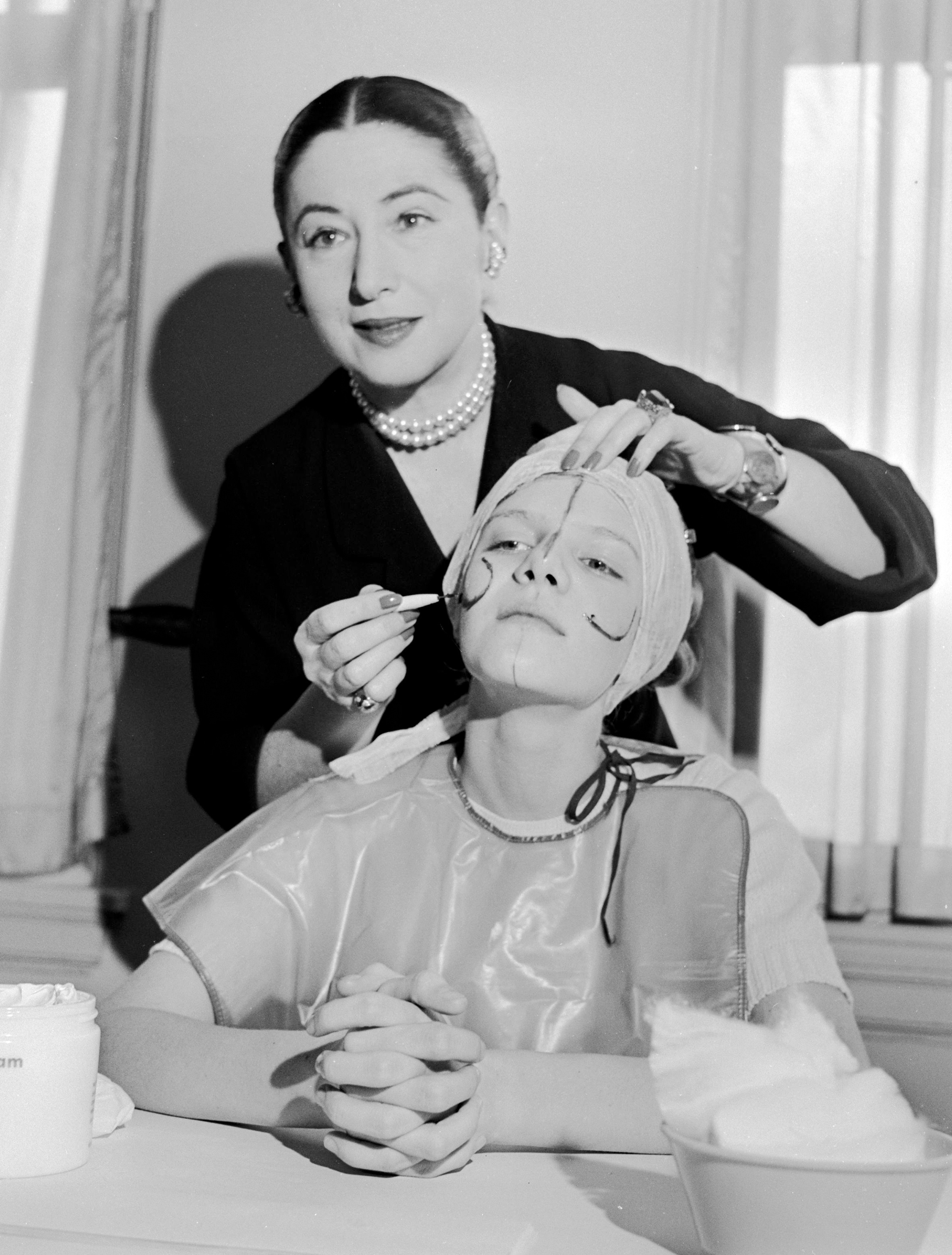 How red lipstick became a symbol of victory over Nazism — history, photos