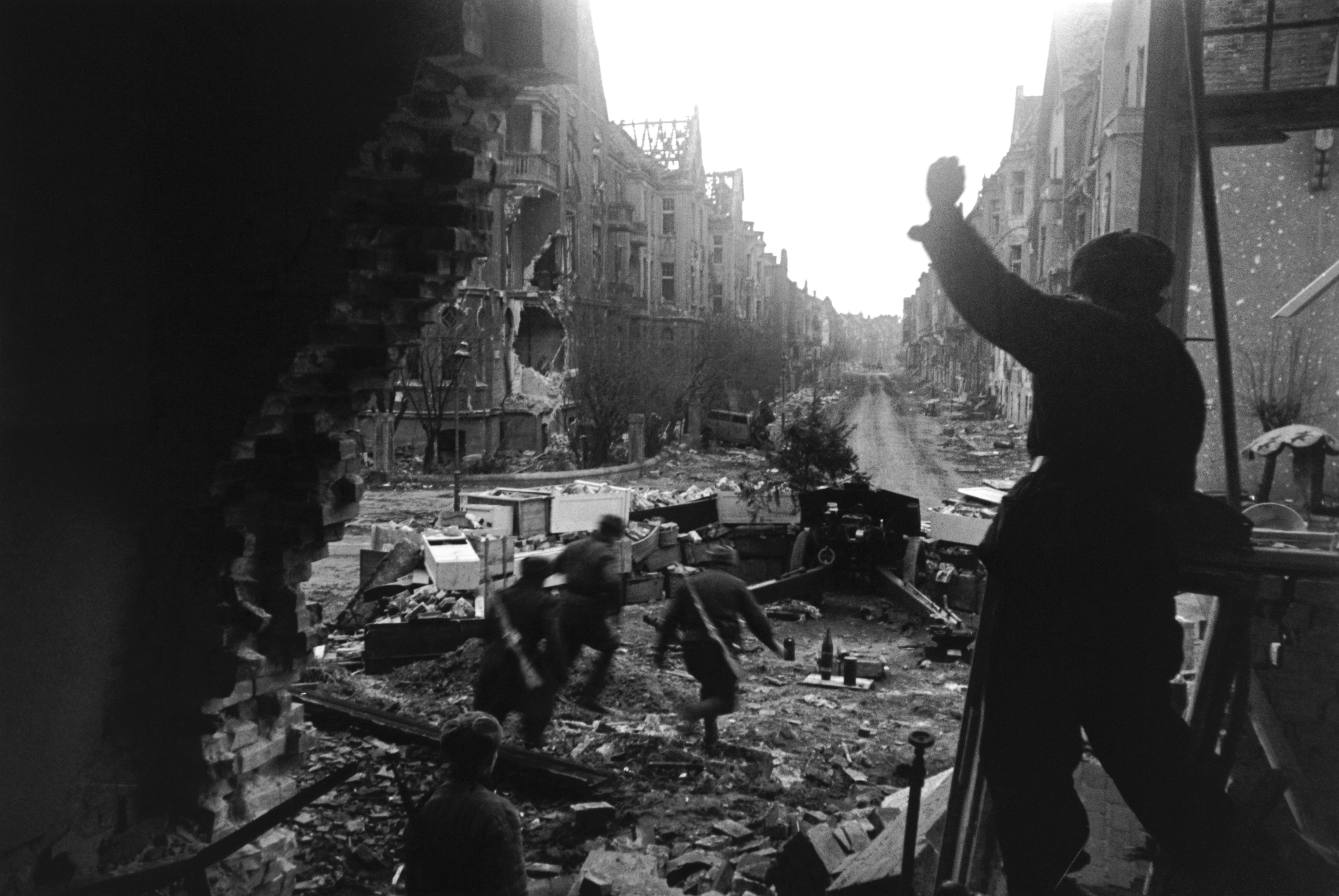 Adolf Hitlerʼs suicide - story, archival photos