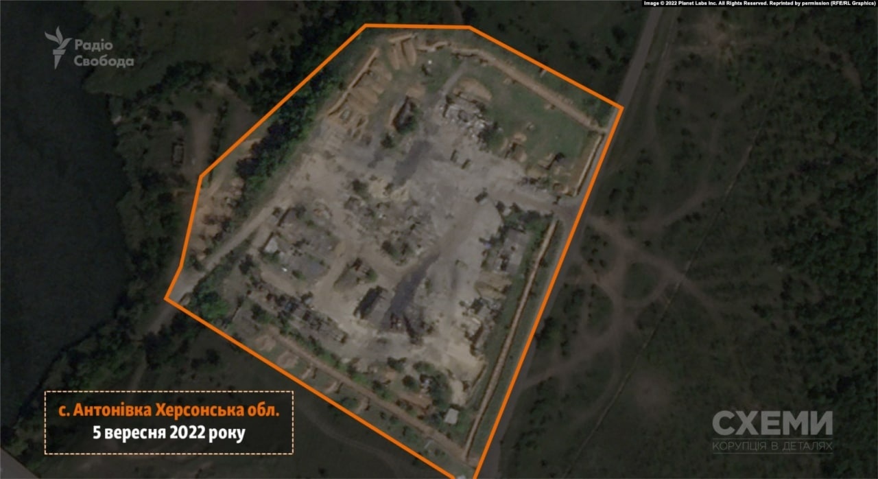 The satellite took a photo of the destroyed pontoon bridge in the ...